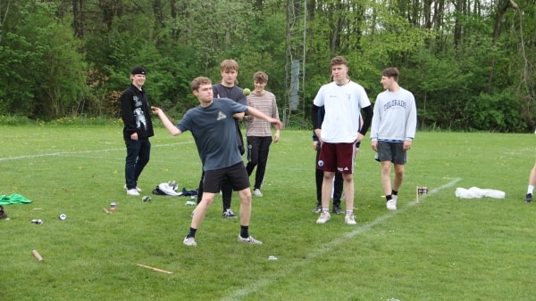 Fest, høj musik og rundbold: Unge i Ribe gik til den med rundboldbattet ...