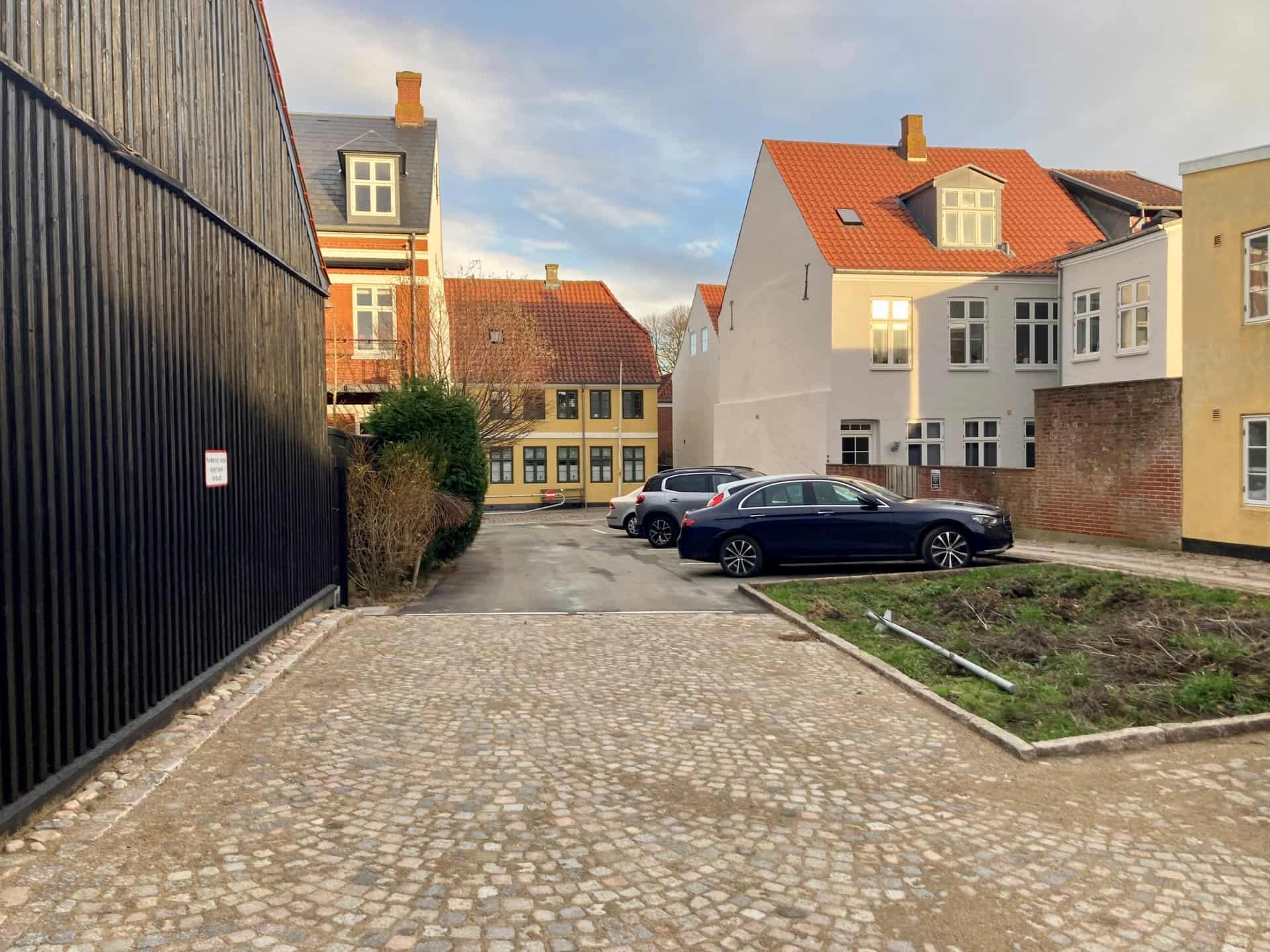 Forskønnelse reducerer parkeringsområde med færre pladser og spærret gennemkørsel: Se de nye ...