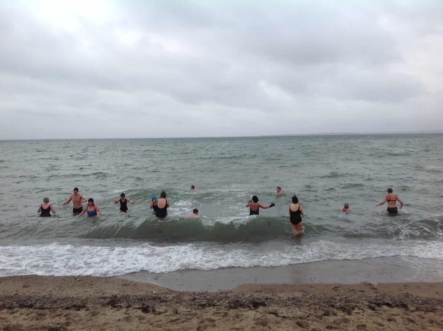 50 vinterbadere sprang i vandet ved Hejsager Strand | ugeavisen.dk
