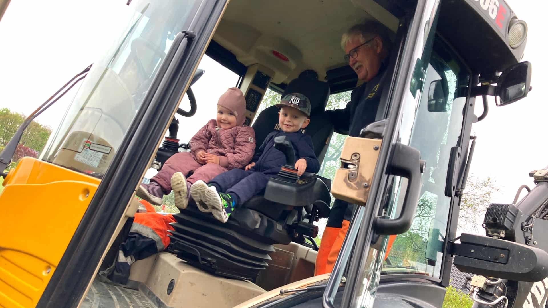 De fleste små drenge drømmer vel om at køre i en stor traktor ...