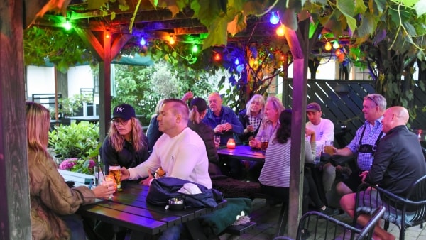 Steen har givet populær ferieø en biergarten | ugeavisen.dk