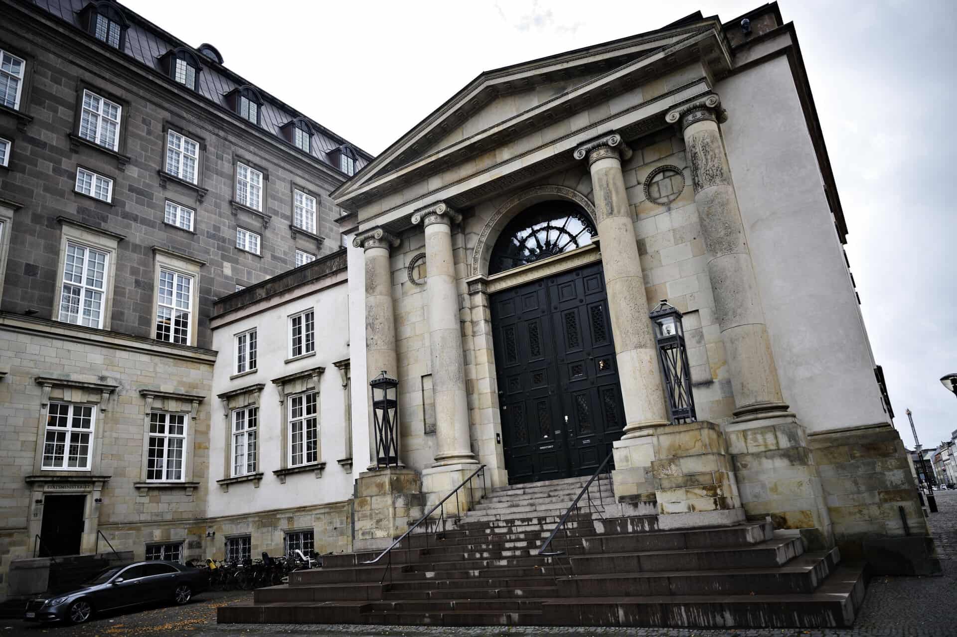 Konstabel-elev undgår hård straf i sag om håndgranat | avisendanmark.dk