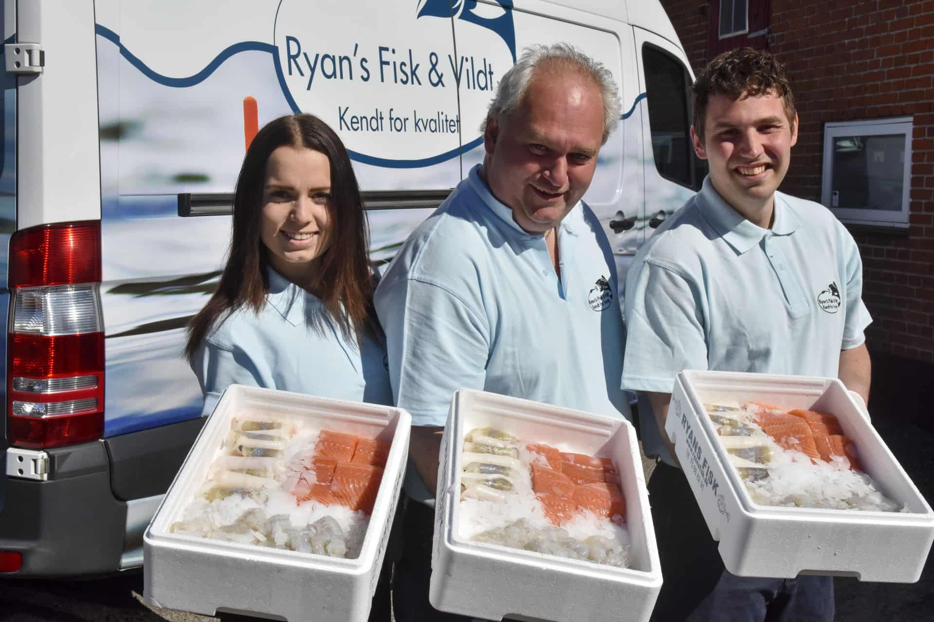 Fiskehandleren klar med fiskekasser | ugeavisen.dk
